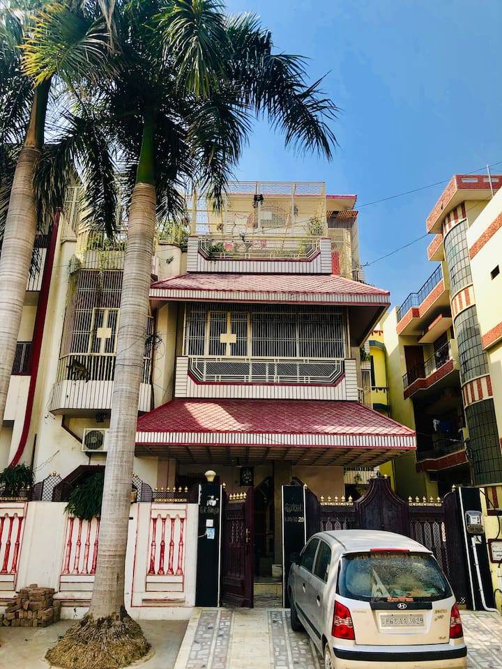 Peaceful & Serene Roof Garden, Ac Rooms & Kitchen - Varanasi