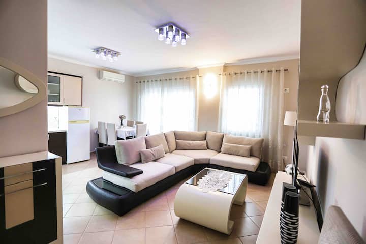Stylish Apartment In The Center - Tirana