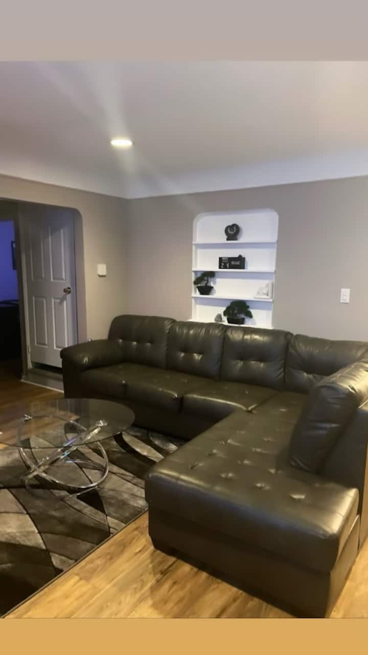 Nice Quiet 2-story Brick Home With Fireplace . - Farmington Hills, MI