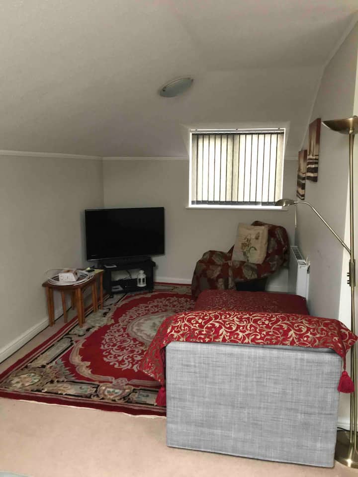 Comfortable Double Bedroom In Stylish Coachhouse - Cheltenham