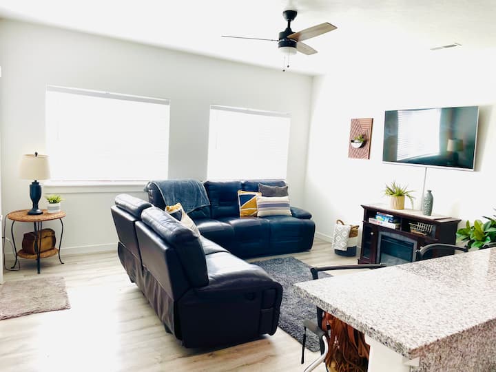 Convenient 3-bedroom Townhome With Full Garage - Nampa, ID