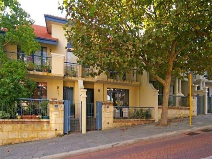 Luxury Perthtownhouse - Aqua Vista - East Perth - Perth