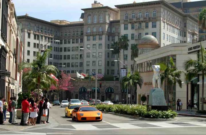 Splendid Beverly Hills Living W/garage Parking🛍🍽🍿☀️ - Beverly Hills, CA