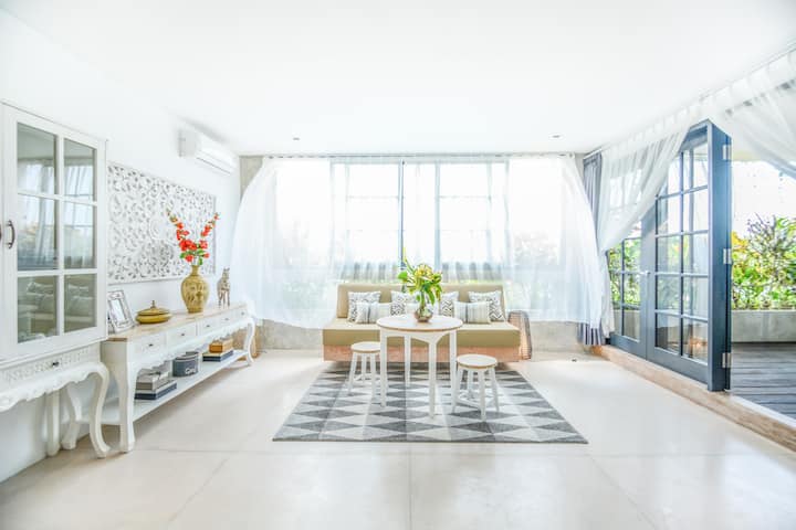 Spacious & Bright Pool Apartment In Seminyak - Indonesia
