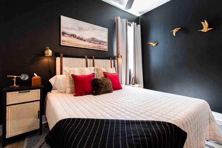 King Bed And Relaxing Backyard With Hot Tub - New Albany, IN