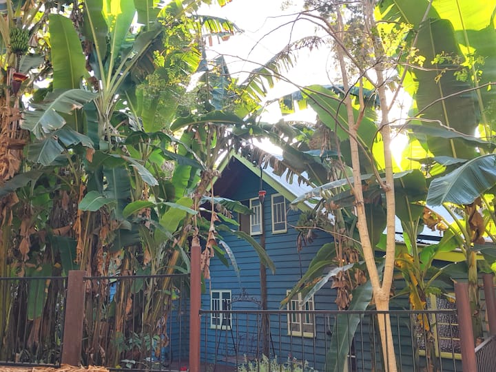 Quirky Pole Home In The Heart Of Gympie. - Gympie