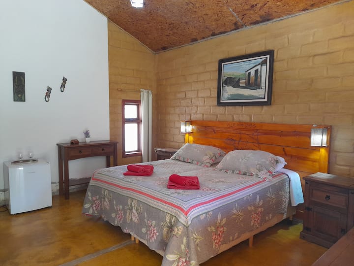 Suíte  5 Rústica E Confortável, Cama Queem  E Ar. - Goiás