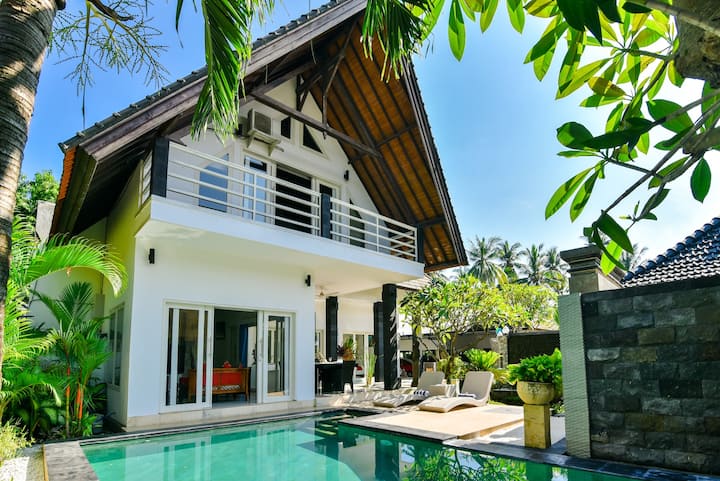 Lovina Luxury 3br Villa With Pool & Free Breakfast - Singaraja