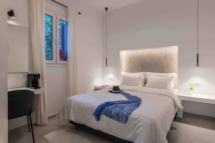 Modern Double Room @ Sunset Paraportiani Rooms - Mykonos