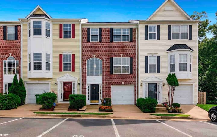 Bright Townhome Near Quantico - Stafford, VA