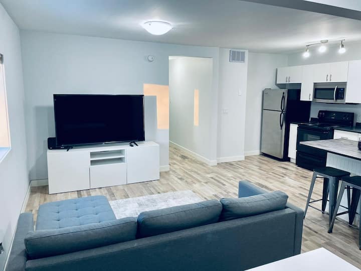 Modern 4 Bedroom Suite In St Boniface. - Winnipeg