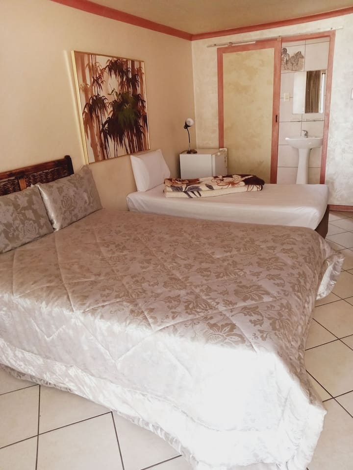 Petra Lodge 6 Sleeper Rooms. - Edenvale