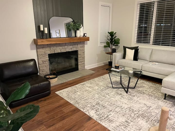 Beautiful Backyard Lux Tracy Resort Living Villa - Tracy, CA