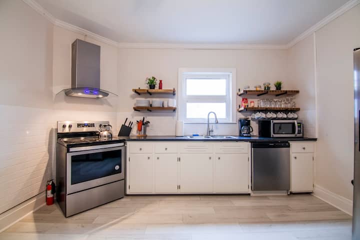 5 Br | Soak In Hot Tub | 5 Mins To Niagara Falls - Niagara Falls