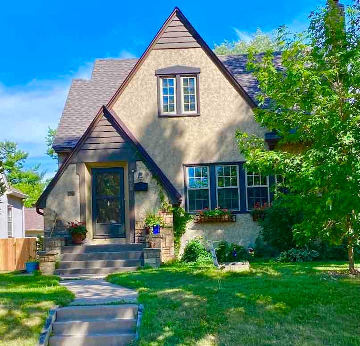 *>A Rustic Villa On Vincent Avenue W/ Hot Tub*< - Minneapolis