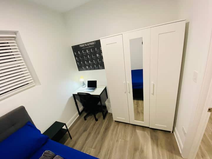 Downtown Chicago 8 Minutes Away New Queen Bed P8 - Chicago, IL