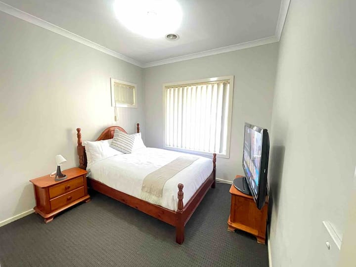 Cozy Lake Escape W/ Free Parking + Netflix Fun - Point Cook