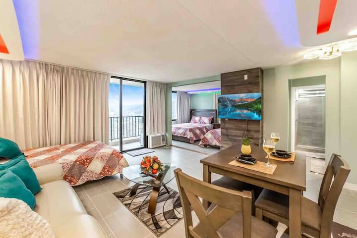 Renovated Waikiki Condo 2(q)+1(f)bed +Free Parking - Honolulu, HI