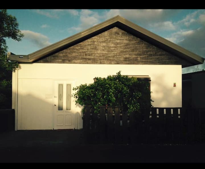 Cute Sunny Cottage - New Plymouth