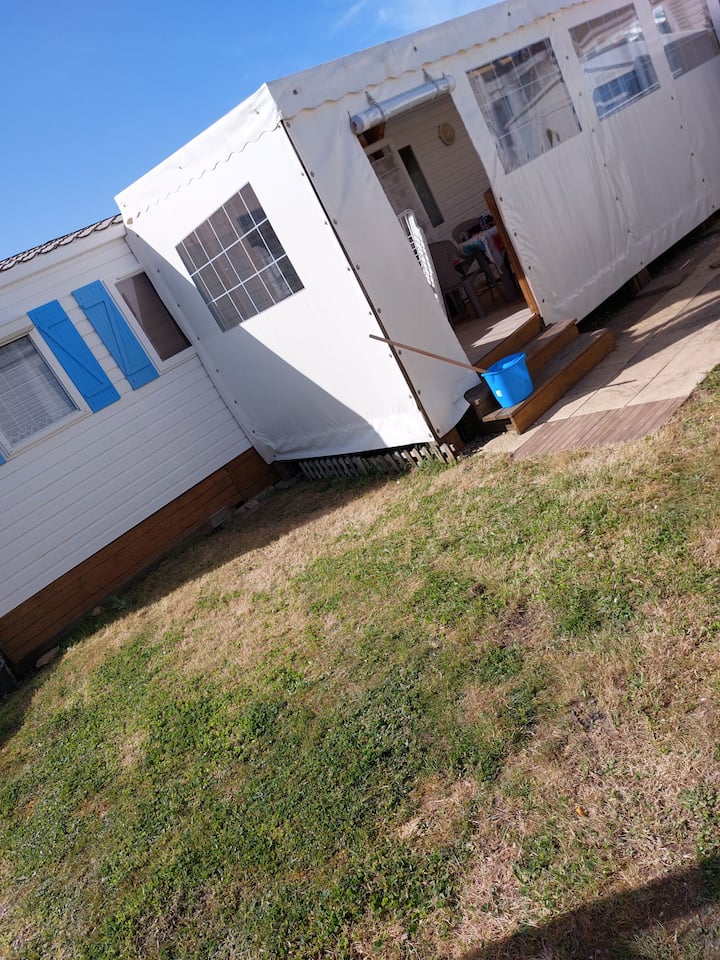 Mobile Home à 800 M De La Plage En Camping - Landevieille
