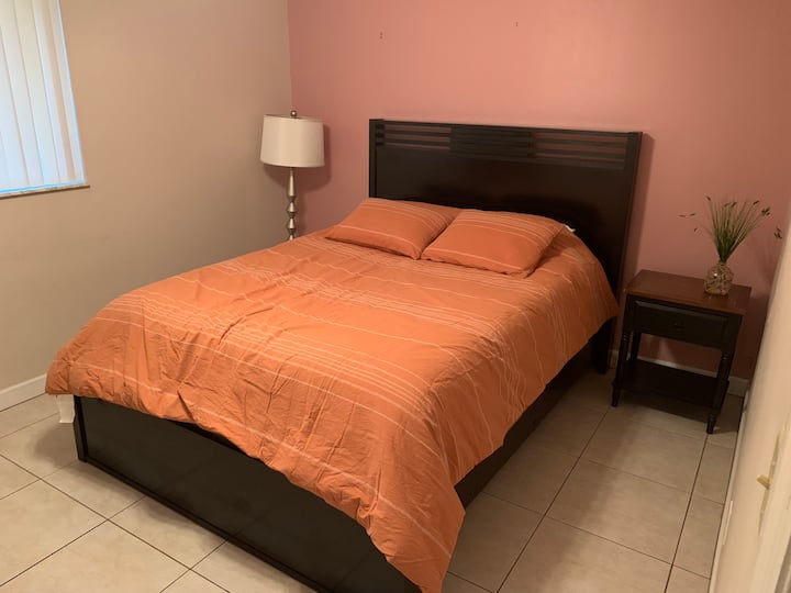 Room 1, 1 Room, 1 Bed, 1 Bath In Sw Cape Coral - Cape Coral, FL