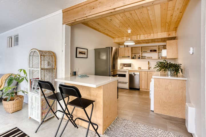 8 Best Airbnbs With Hot Tub In Vancouver, Canada | Trip101