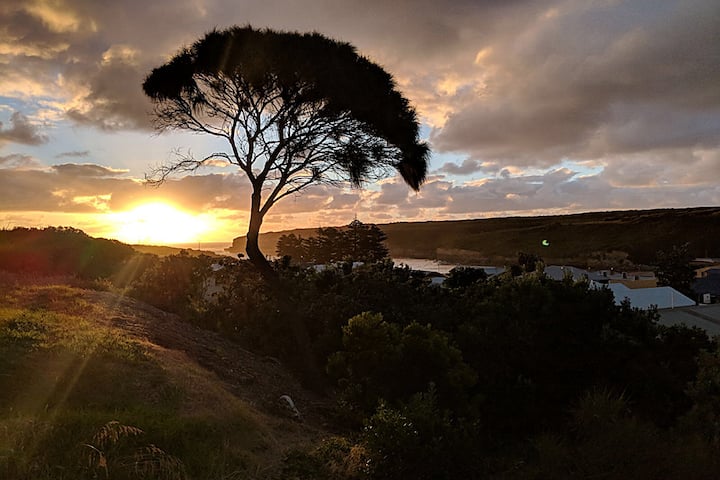 12 Apostles Stay | Ocean Views + Walk To Beach - Port Campbell