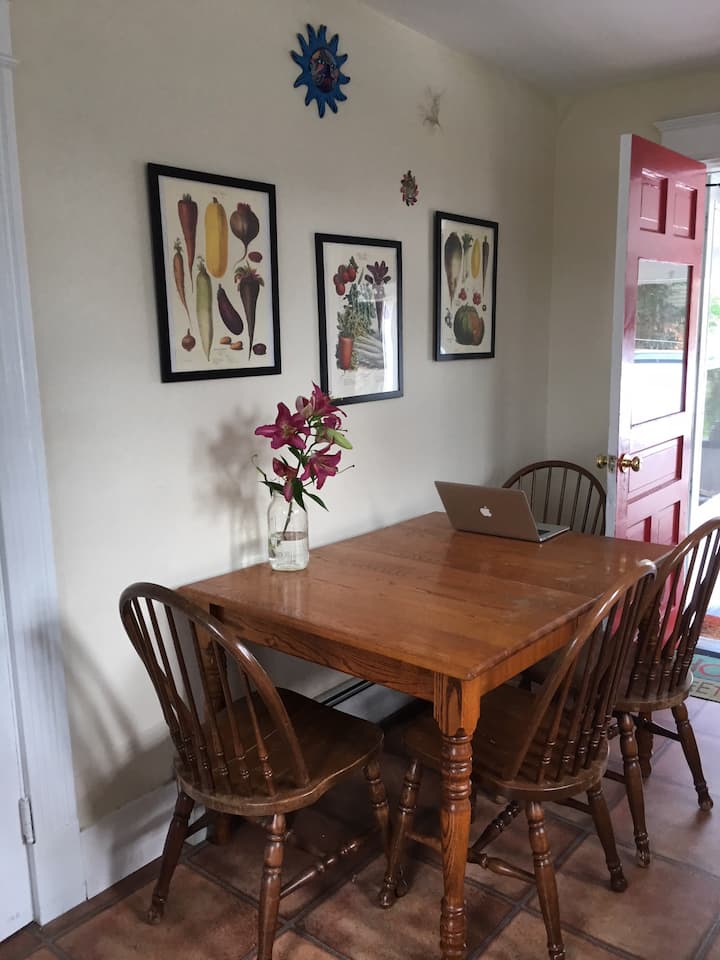 Great Location 2 Bedroom With Private Porch - Burlington, VT