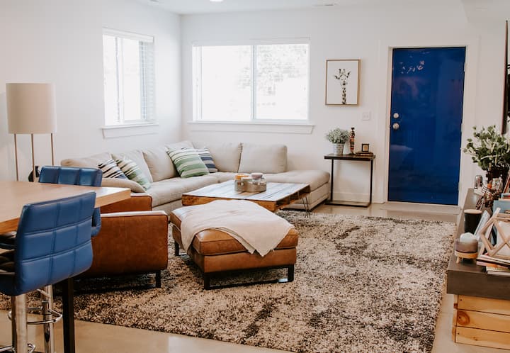 “The Miles Barn” Gorgeous Industrial Loft - Ankeny, IA