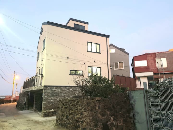 제주시 함덕해수욕장도보5분 독채민박
"함덕오는날" - Jeju-si