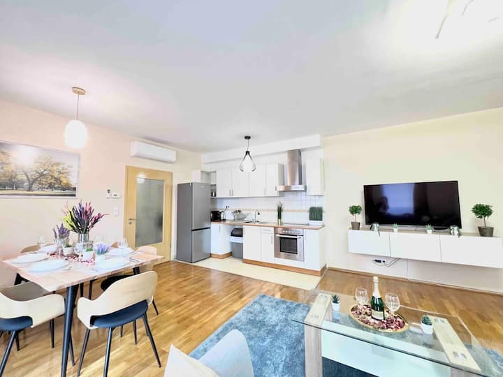 Gorgeous Bright Apartment W/ac @Deak Central - Budapest