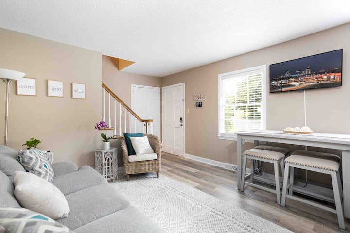 Sunset Hill Cottage: West: Bright & Spacious, Minu - Greensboro, NC