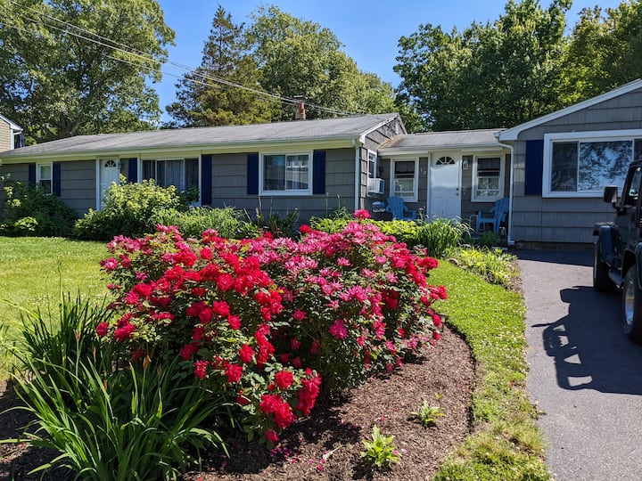 Narragansett Pier, Walk To Beach, 1 Mile, Sleeps 8 - Narragansett, RI