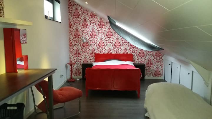 Mooi Ingericht Kamer Met Groot Bed, Bureau,zetel - Dessel