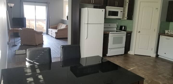 4c - Cozy 3br: Work Crew Friendly, Wifi, Parking - Grande Prairie