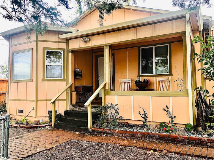 Stylish Retreat Near Downtown & Redwoods - Ukiah, CA