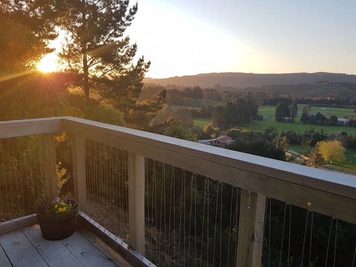 Beautiful Cosy Lodge With Stunning Rural Views - Upper Hutt