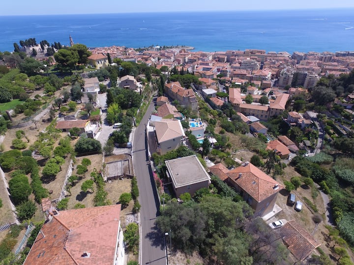 Bel Appartement 45m2 - Rez De Jardin - Terrasse - ibis budget Menton Bord de Mer