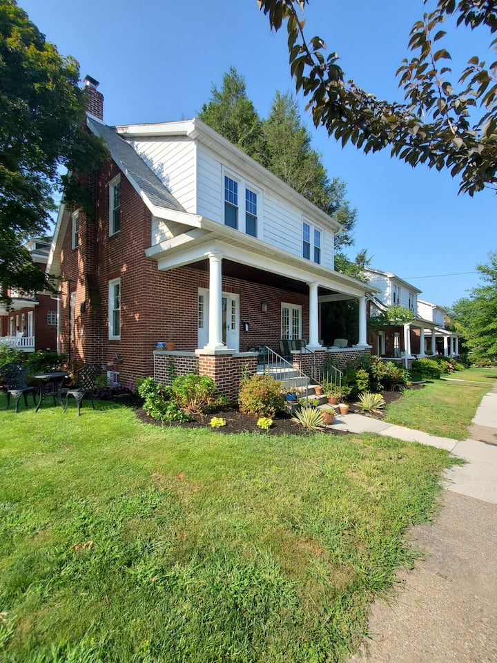 Cheerful 3 Bedroom 1910 Craftsmen Bungalow - Harrisburg, PA