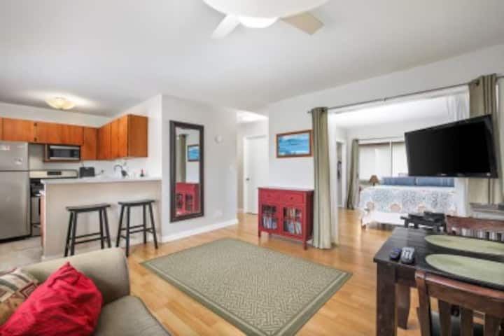 Spacious Studio Oceanfront Pool - Kailua-Kona, HI