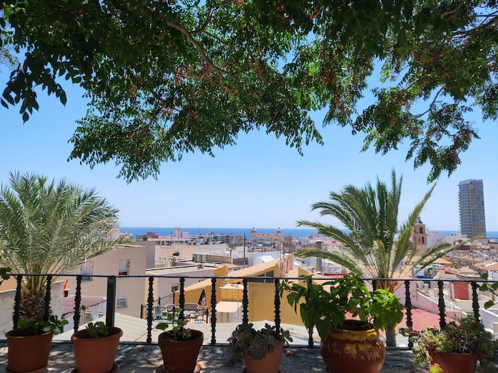 市中心圣巴巴拉城堡下面的古街民宿 - Alicante