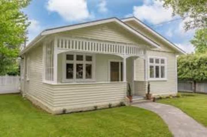 Beautiful House Right In The Heart Of Greytown - Carterton