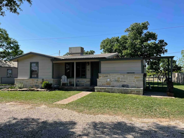 Lakeside Guest Cottage @ Village Inn - Breckenridge, TX