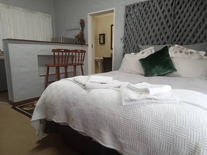 Howick Greendale Self-catering Cottage Queen Room - Howick