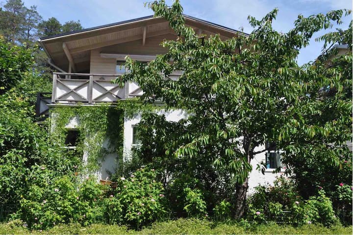 Sjönära Lägenhet I Villa. Toppläge I Saltsjöbaden - Tyresö