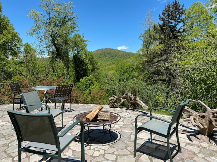 Lodge At The Light Center: Entire Lodge - Lake Lure, NC