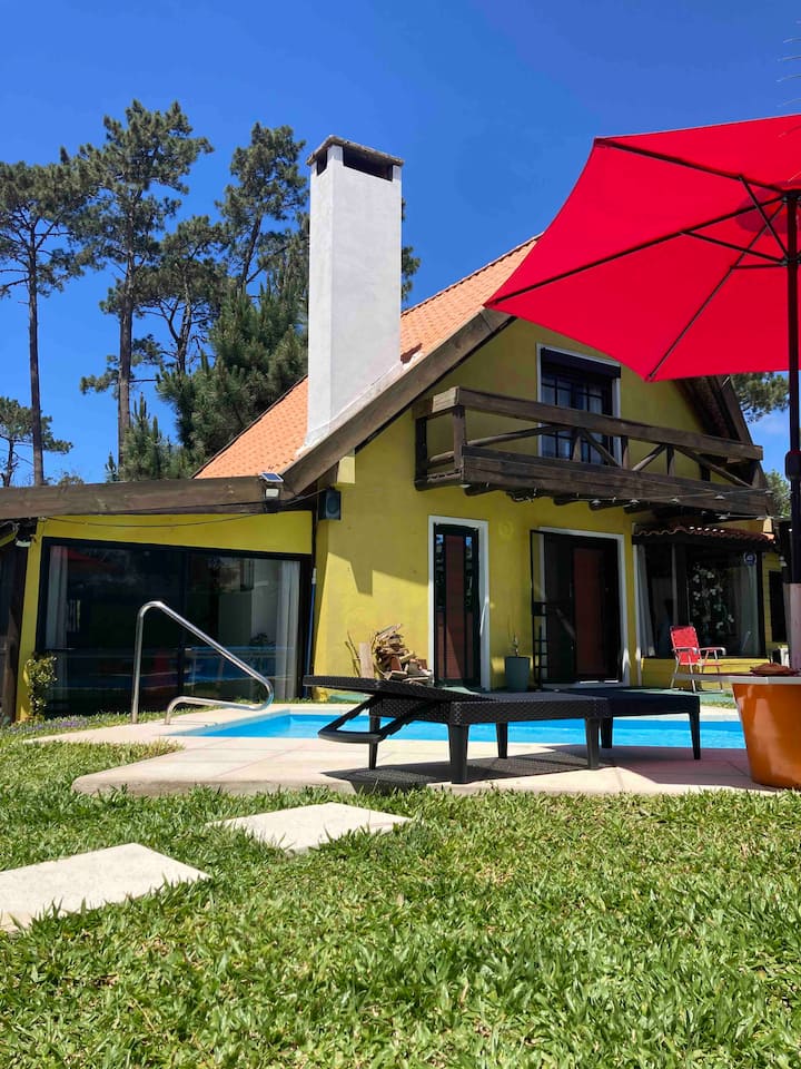 Candy: Casa Amplia Con Pileta En Barrio Tranquilo - Uruguay