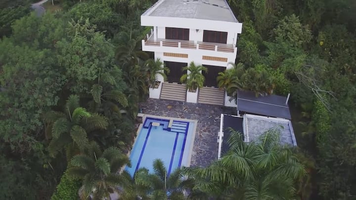 Casa De Campo Entera A 15 Minutos
De Girardot - Agua de Dios