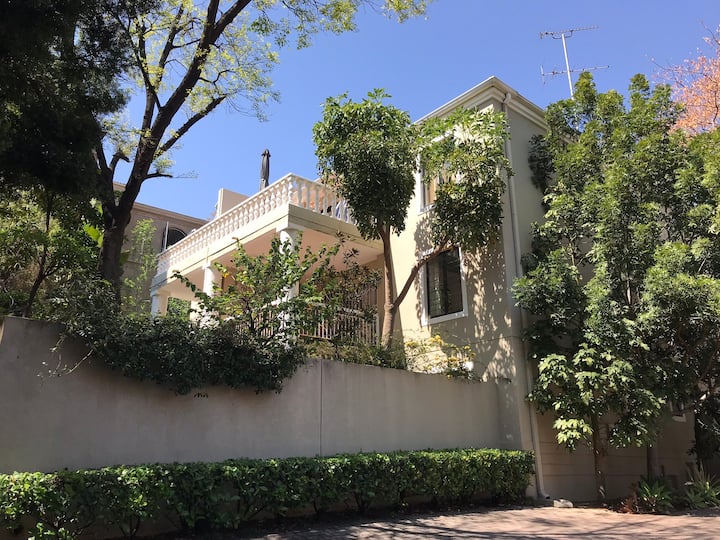Sandton Executive Apartment With Private Garden - Sandton
