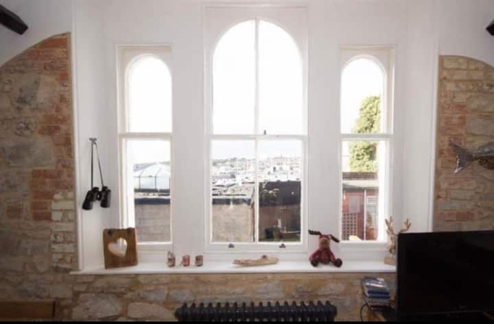 Charming Old School House Steps From Medina River - Carisbrooke Castle